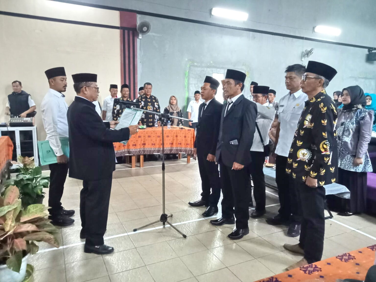 Kades Pakapasan Girang Sudarman Lantik Kaur Keuangan dan Kadus - Media ...